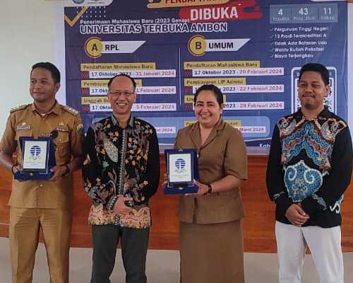 Kuliah di UT Ambon Kades dan Ketua BPD Bebas 50 SKS | Ambon Terkini